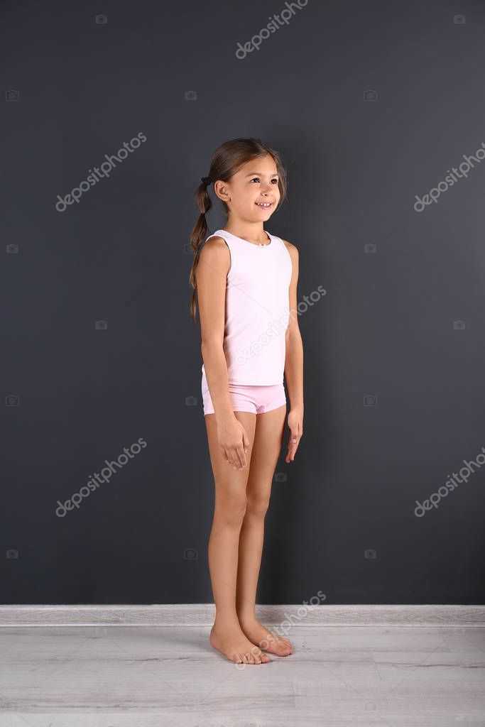 Carino Bambina In Biancheria Intima Vicino Al Muro Scuro Foto Stock Foto Immagini