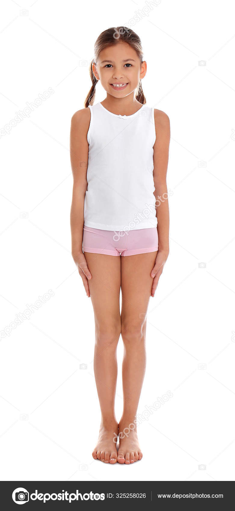 Petite Fille Mignonne Sous Vêtements Sur Fond Blanc — Photo de stock ...