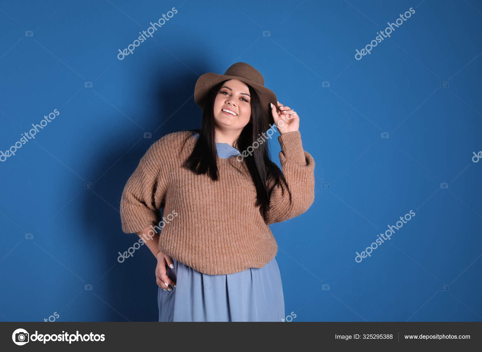 Hermosa Mujer Con Sobrepeso Posando Sobre Fondo Azul Modelo Tamaño: fotografía de stock ...
