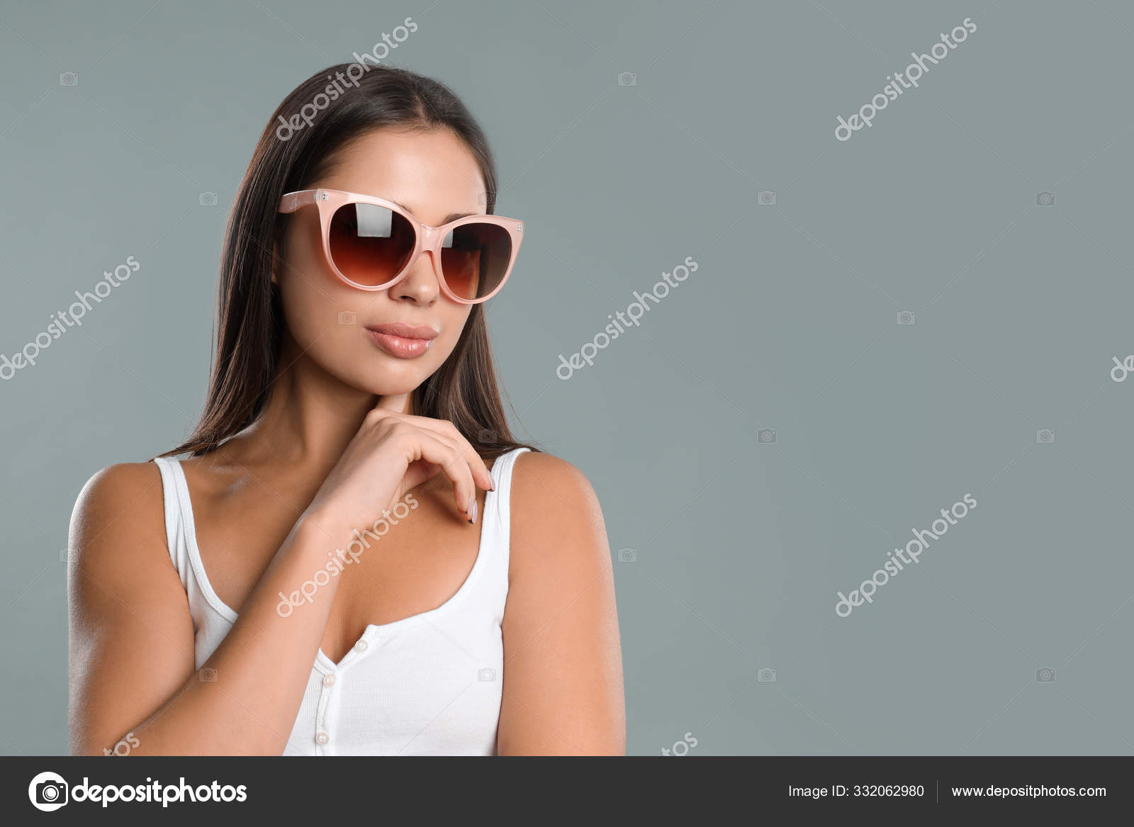 Hermosa Joven Con Gafas Sol Sobre Fondo Gris Espacio Para: fotografía de stock © NewAfrica ...