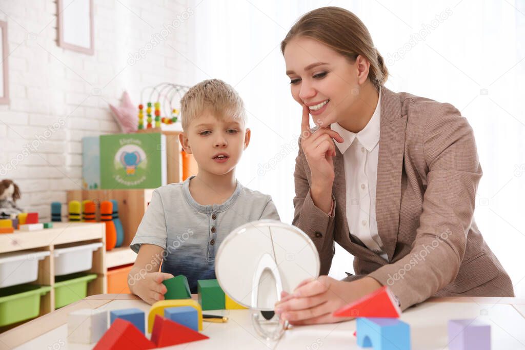 Terapeuta del habla trabajando con un niño en la oficina 2024