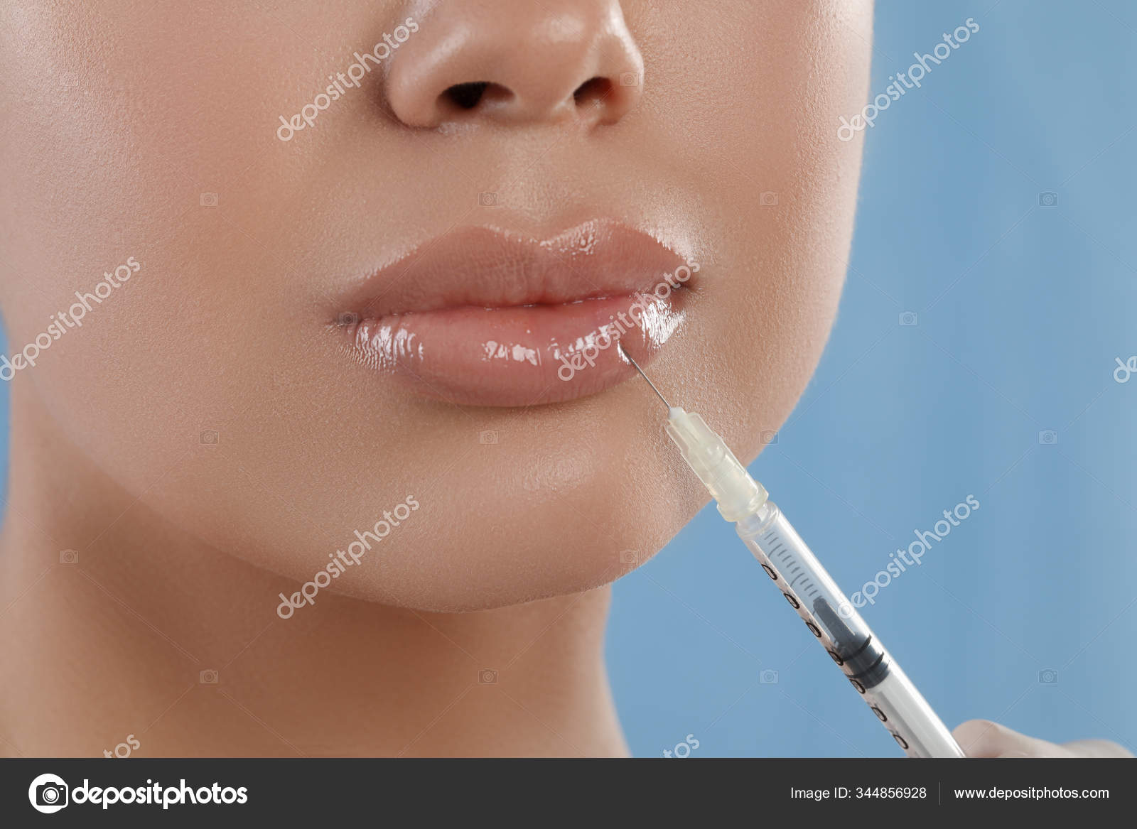 Fotos de Mujer Joven Recibiendo Inyección Labios Sobre Fondo Azul Claro ...
