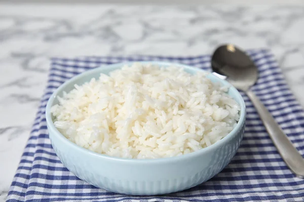 Bollo con arroz cocido sabroso en la mesa, cocimiento. 2024