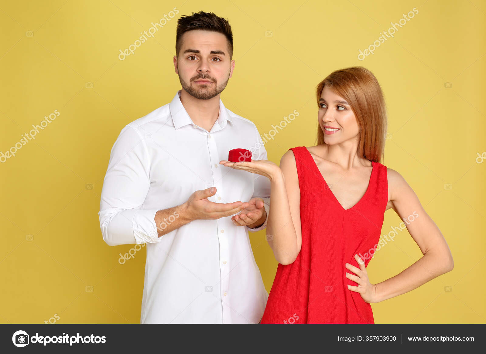 Mujer Joven Con Anillo Compromiso Haciendo Propuesta Matrimonio Novio Sobre: fotografía de stock ...