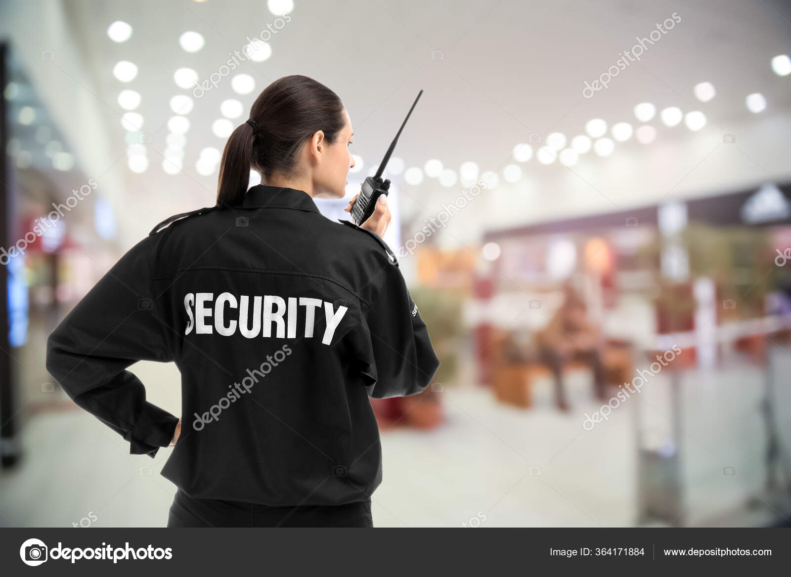 Hlídač Používající Přenosný Rádiový Vysílač Nákupním Centru Prostor Pro Text — Stock Fotografie ...