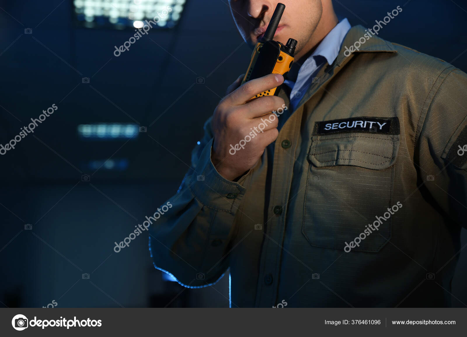 Guardia Seguridad Profesional Con Equipo Radio Portátil Cuarto Oscuro ...