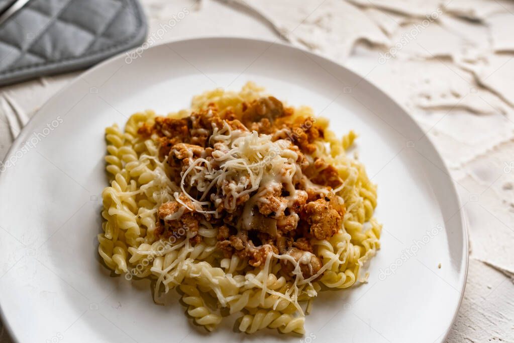 Un plato sencillo en un plato blanco con pasta hervida en forma de ...