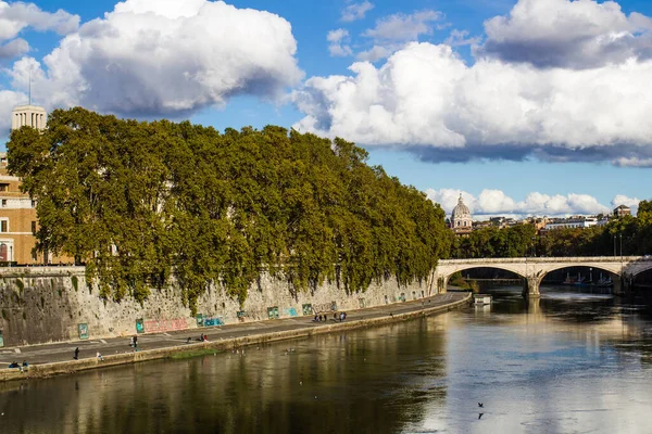 Fotos de Ilha de tibre, Imagens de Ilha de tibre sem royalties ...