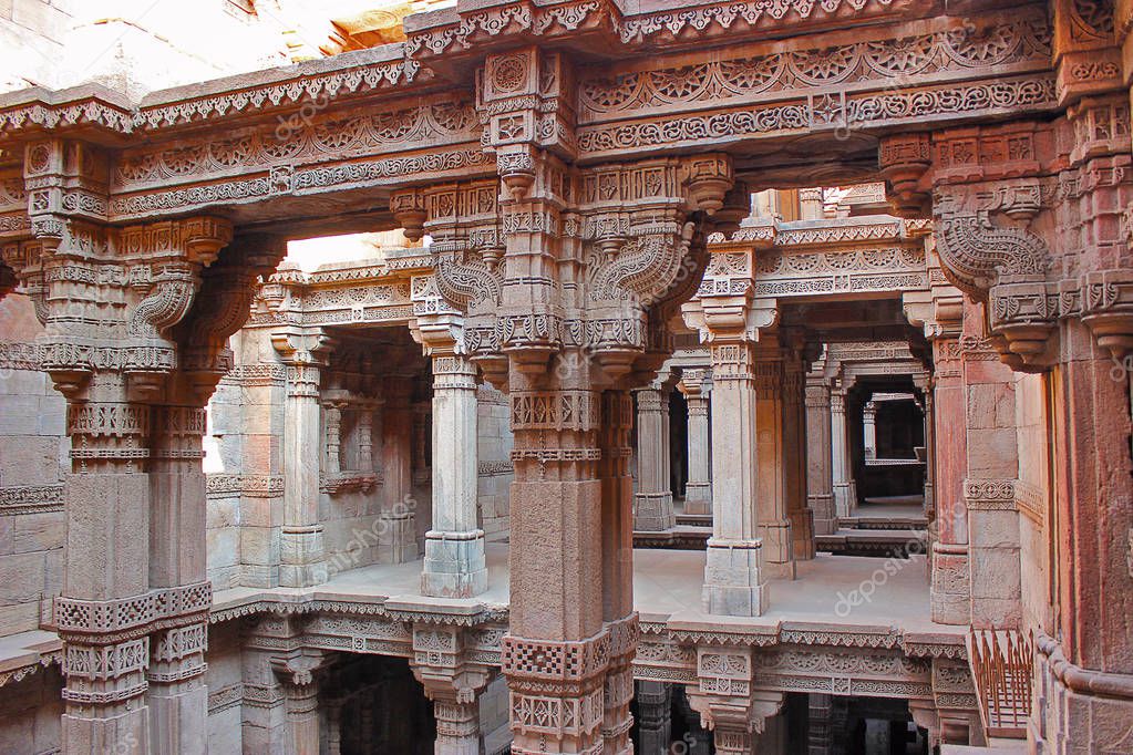 Adalaj Stepwell, Ahmedabad, Gujarat, India. Adalaj stepwell es de cinco ...