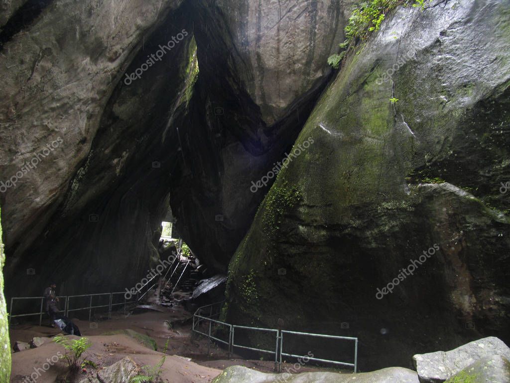 Cuevas de Edakkal Ambukutty Mala, Batheri, Kerala, India. Alrededor del ...