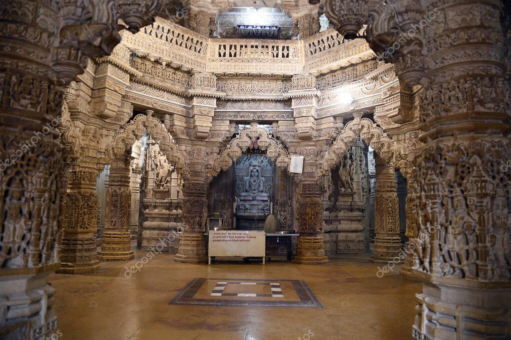 Templo de Shri Mahaveer Jain, columnas fuertemente decoradas y arcos ...