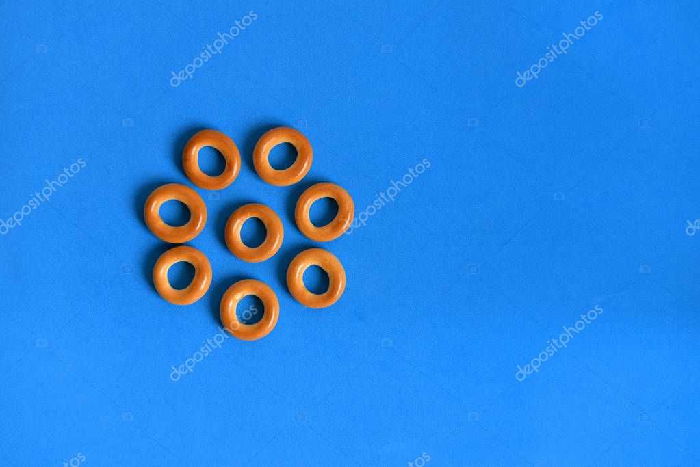 Pequeños rollos sobre un fondo azul. Kalachi, en forma de flor ...