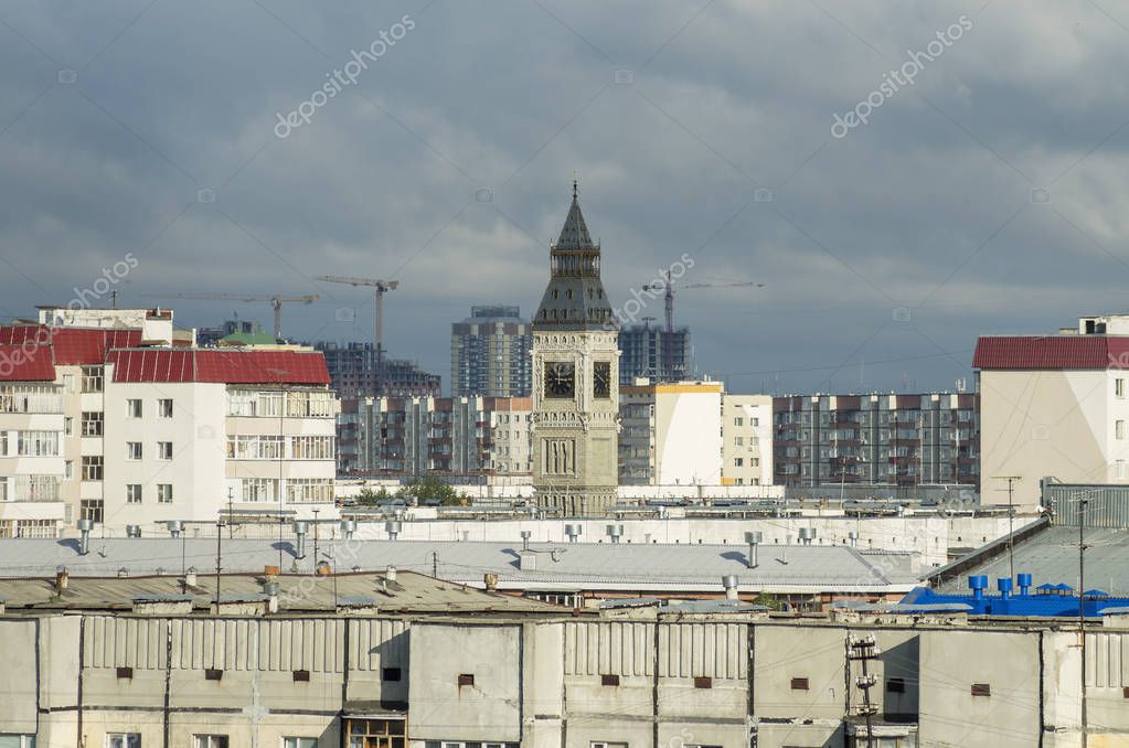 Surgut. Vista de la ciudad. Edificios soviéticos típicos. 2022
