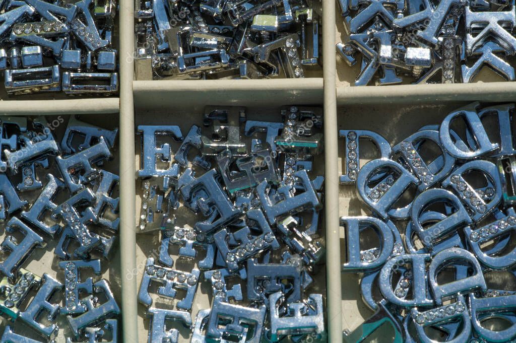 Letras metálicas para trabajo creativo. una caracterización de uno o ...