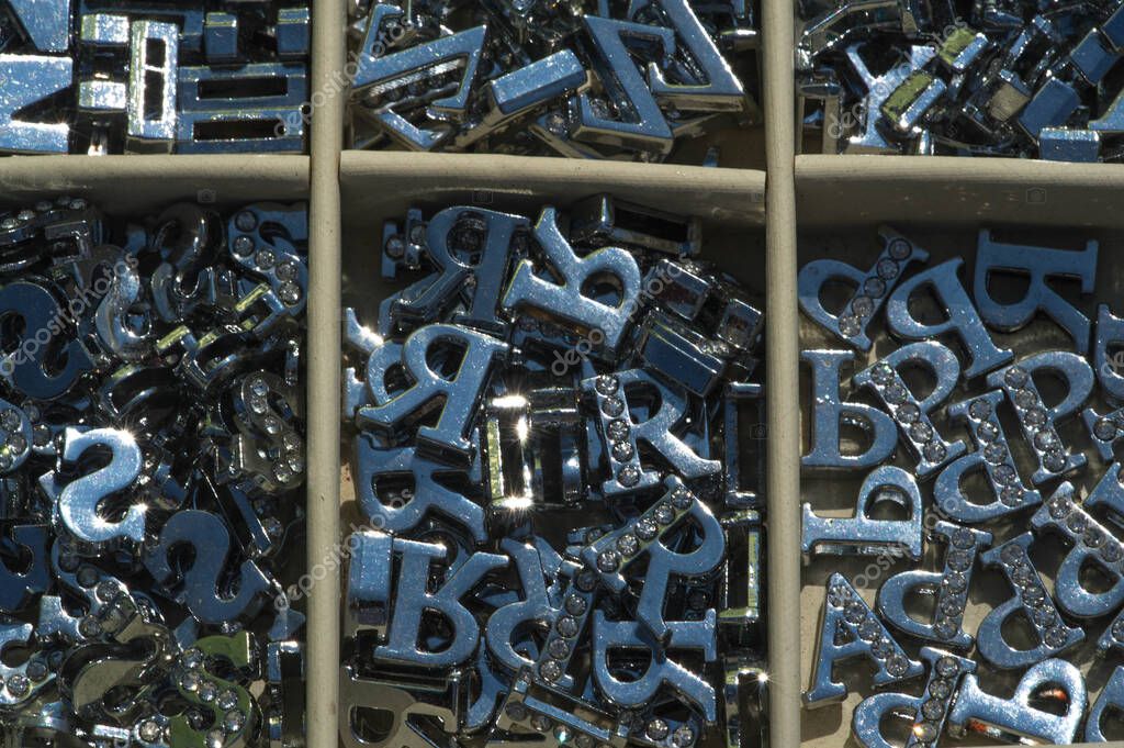 Letras metálicas para trabajo creativo. una caracterización de uno o ...