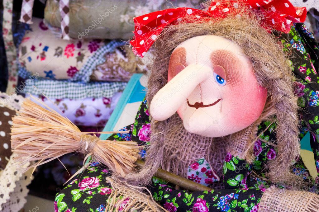 Mercado de pulgas, artesanía popular. Muñecas de trapo hechas a mano ...