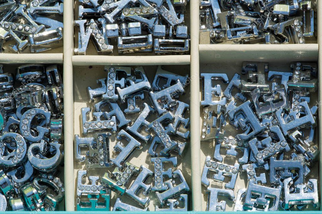 Letras metálicas para trabajo creativo. una caracterización de uno o ...