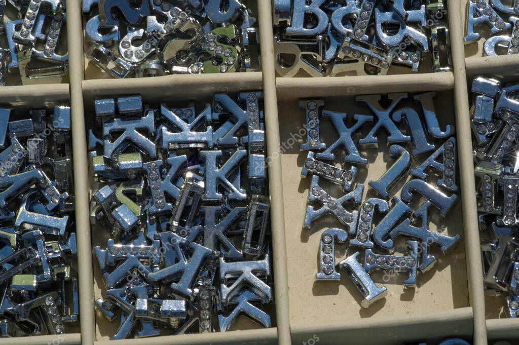 Letras metálicas para trabajo creativo. una caracterización de uno o ...