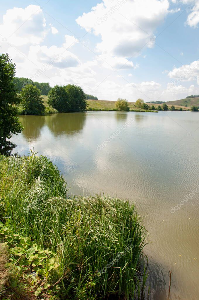 Fotos de paisajes de verano, colinas con un lago, Europa Central 2023