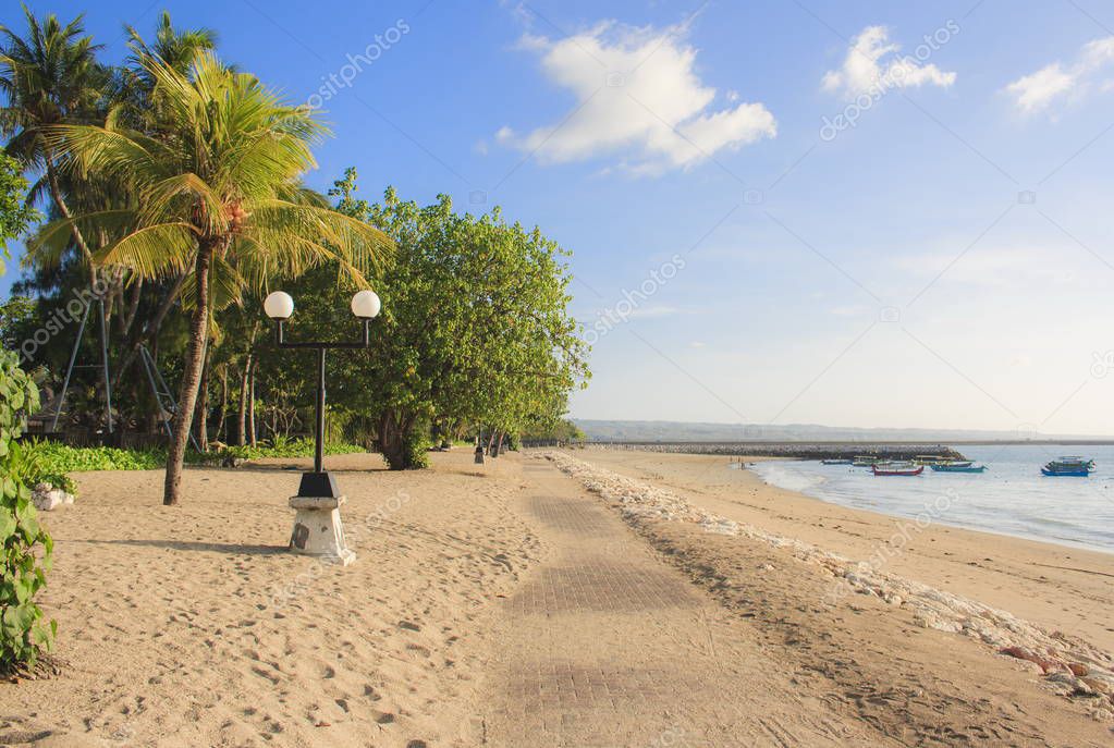 El camino en la playa de Kuta. La isla de Bali. Países Bajos. 2022
