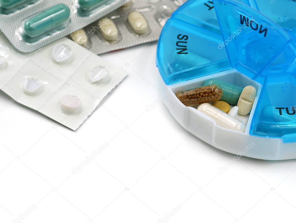 Primer plano de varias píldoras en la caja de la píldora diaria con ...