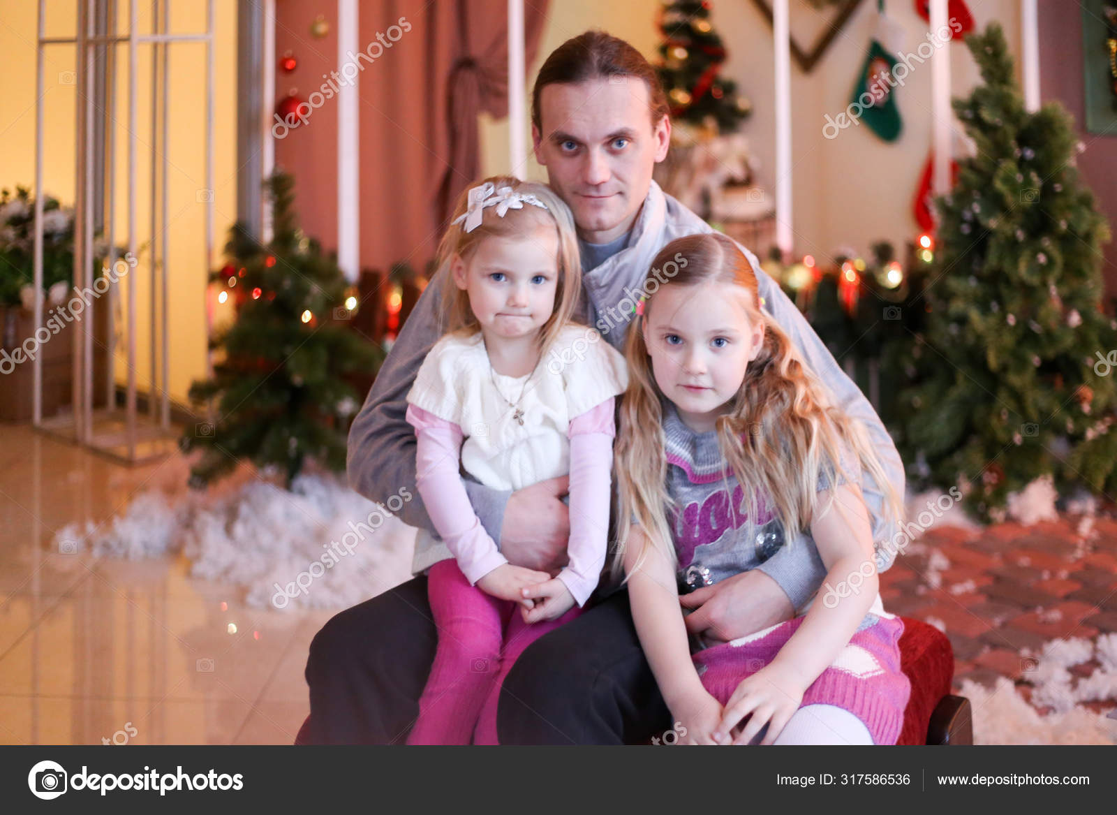 Father Two Daughters Christmas Decorations Smiling Hugging — Stock ...