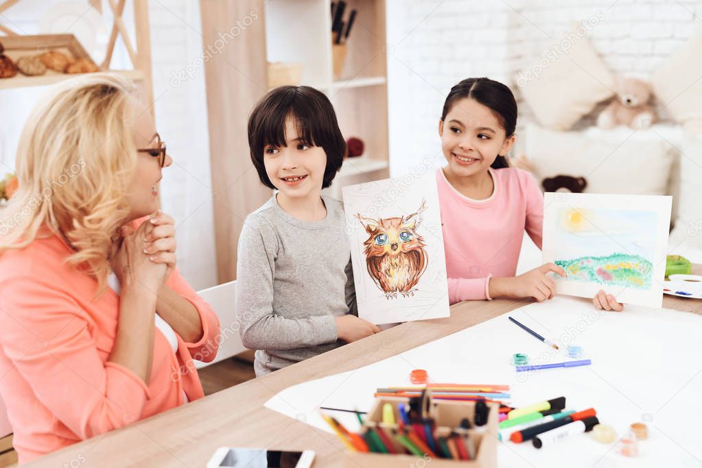 anciana ense ando a los ni os a dibujar en casa 2024