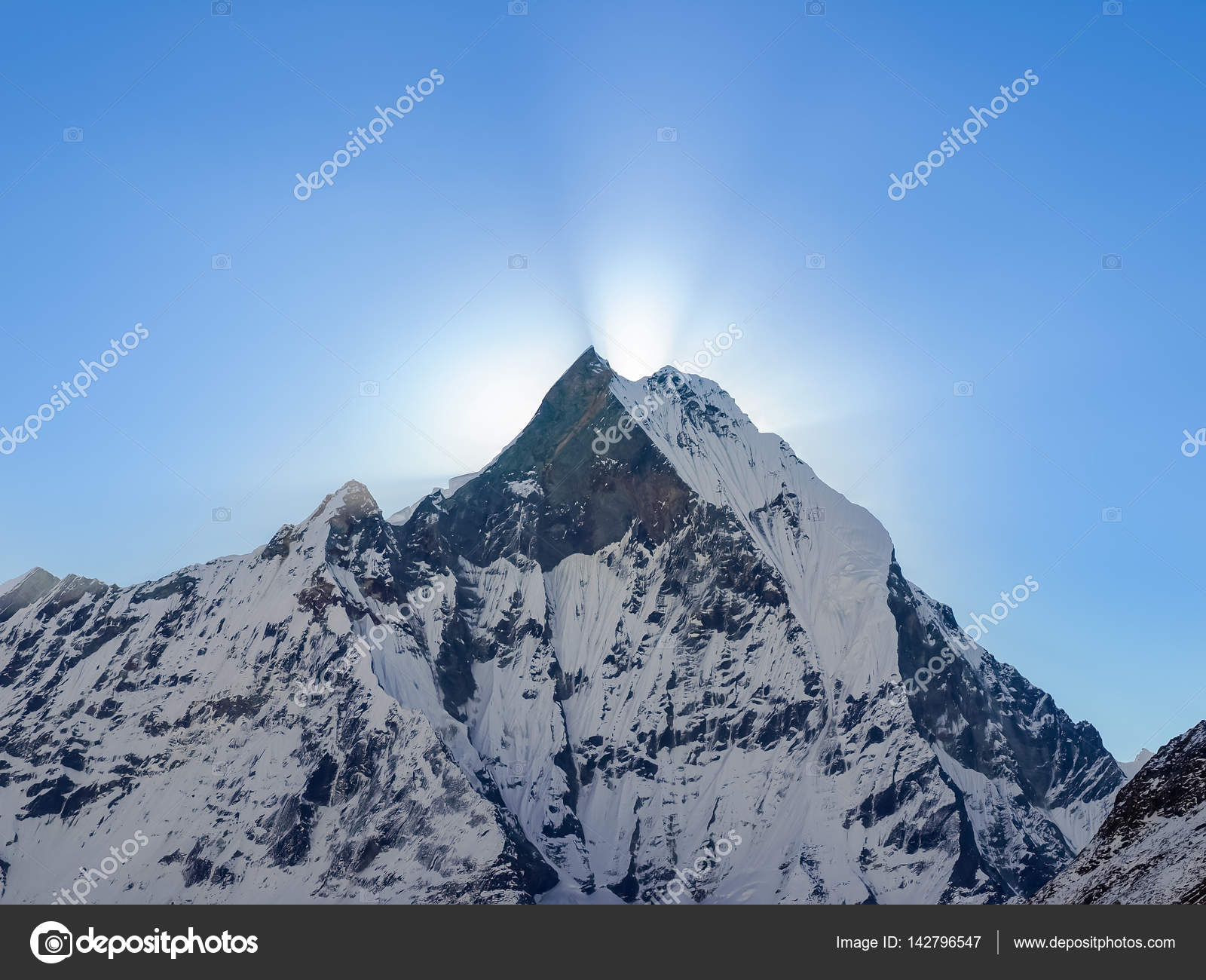 Mountain peak and rays of rising sun from behind him — Stock Photo ...