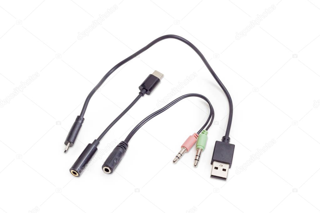Diferentes cables de audio y USB sobre un fondo blanco 2024