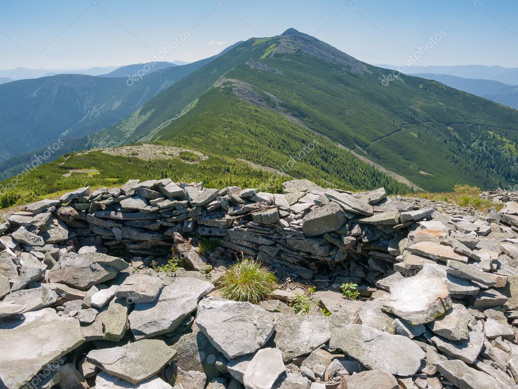 Restos de antiguas posiciones militares de la Primera Guerra Mundial ...
