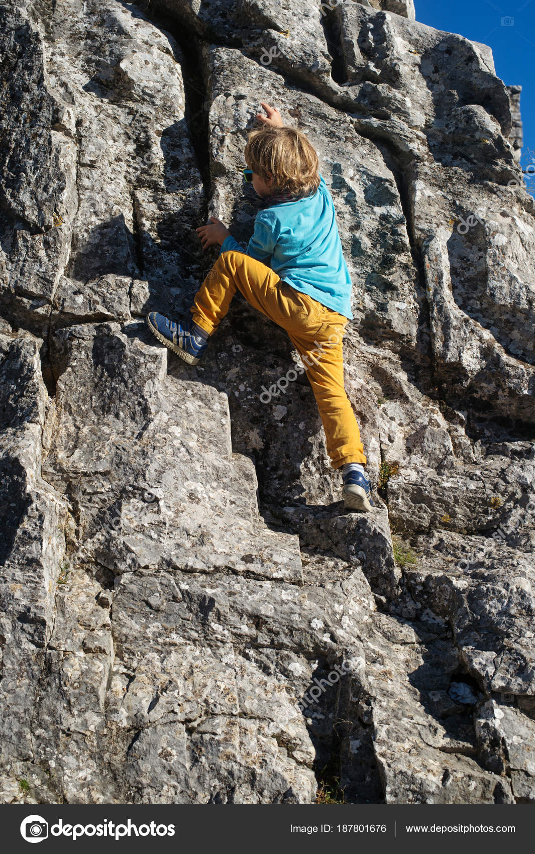Niño Subiendo Roca Enfrentar Desafío Confrontación Concepto Éxito ...