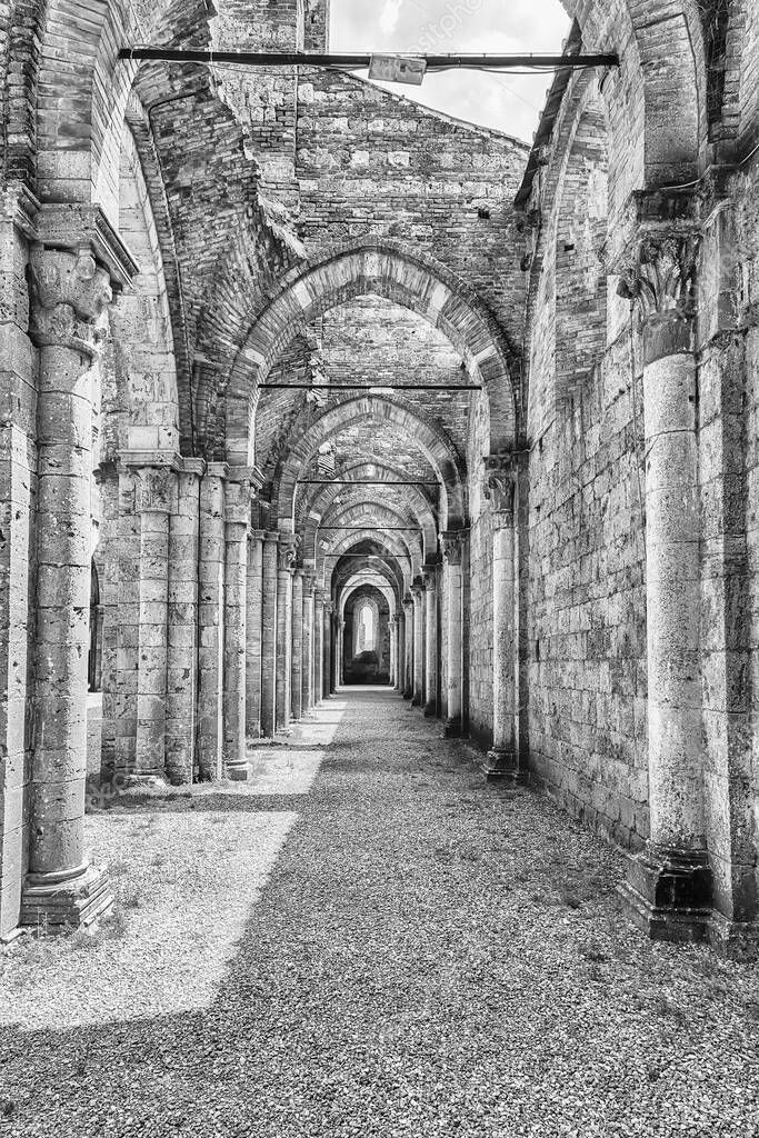 CHIUSDINO, ITALIA - 22 DE JUNIO: Vista interior de la icónica abadía de ...