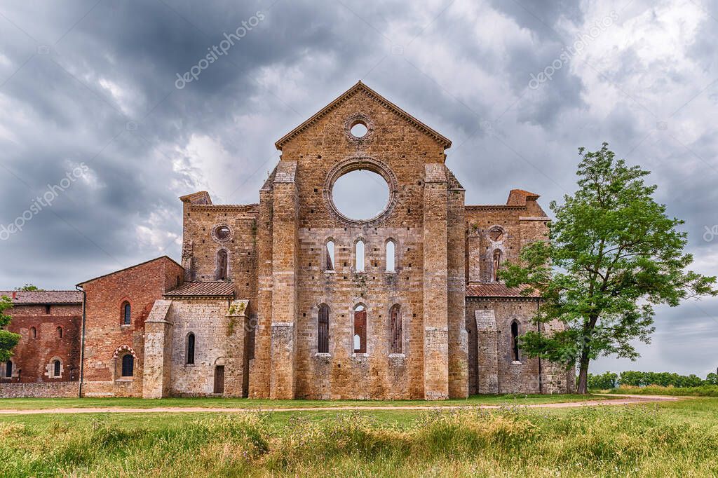 CHIUSDINO, ITALIA - 22 DE JUNIO: Vista exterior de la icónica Abadía de ...