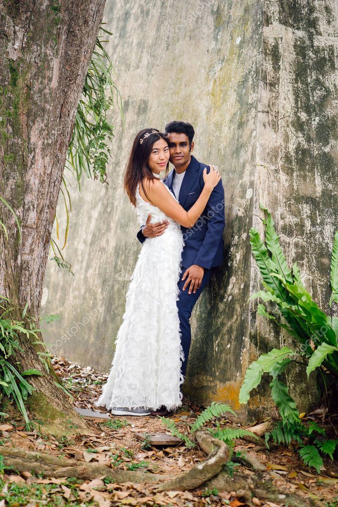 pareja interracial comprometida (hombre indio y mujer china) posan para ...