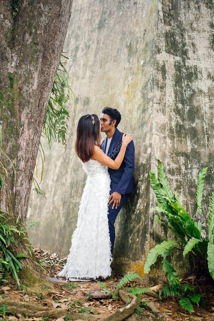 pareja interracial comprometida (hombre indio y mujer china) posan para ...