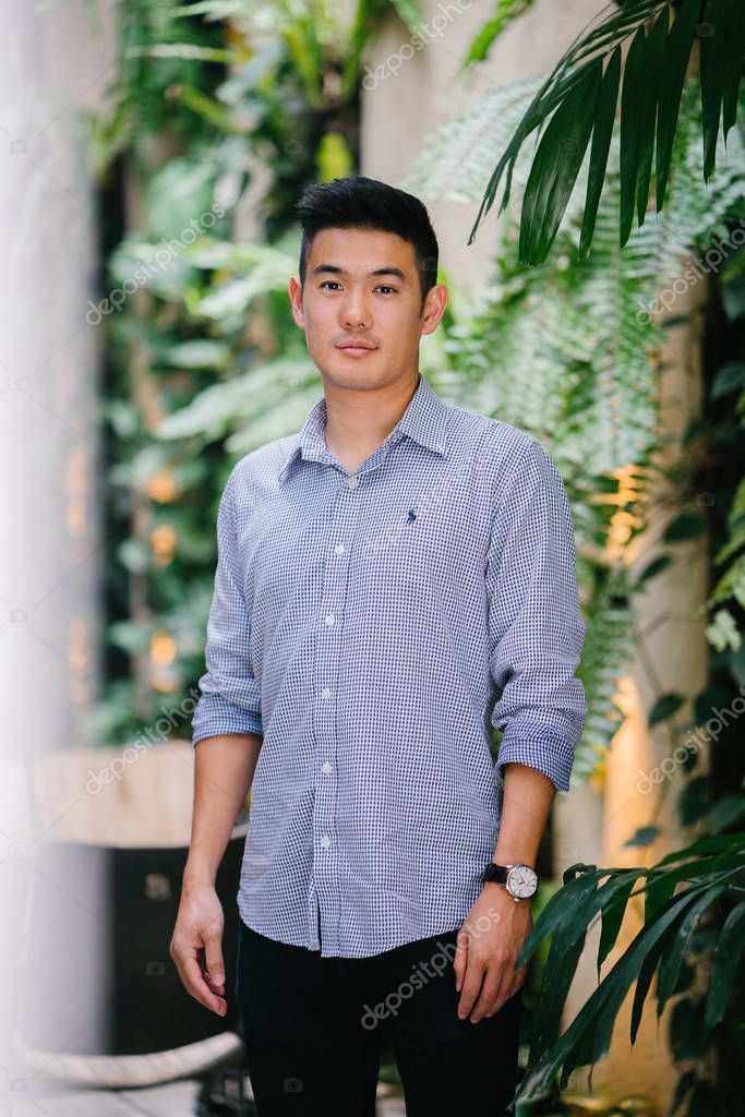 Retrato de un guapo, joven, inteligente hombre asiático chino en un ...