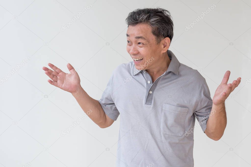 salido, confiado, feliz sonriente viejo senior o mediana edad asiático ...