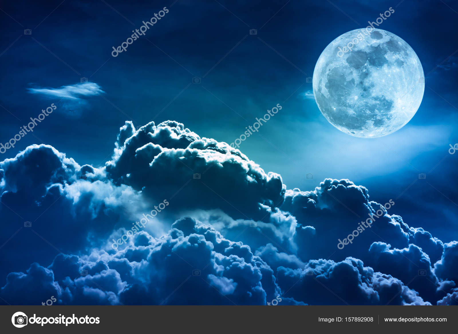 Langit malam hari dengan awan dan bulan purnama terang dengan mengkilap ...