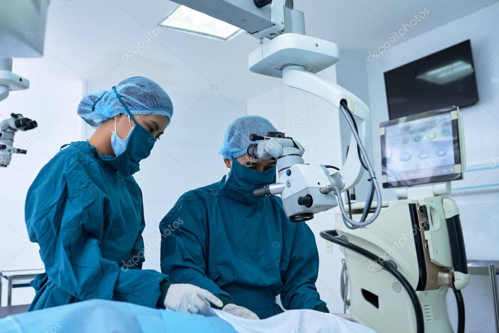 Doctor performing surgery — Stock Photo © DragonImages #135553722