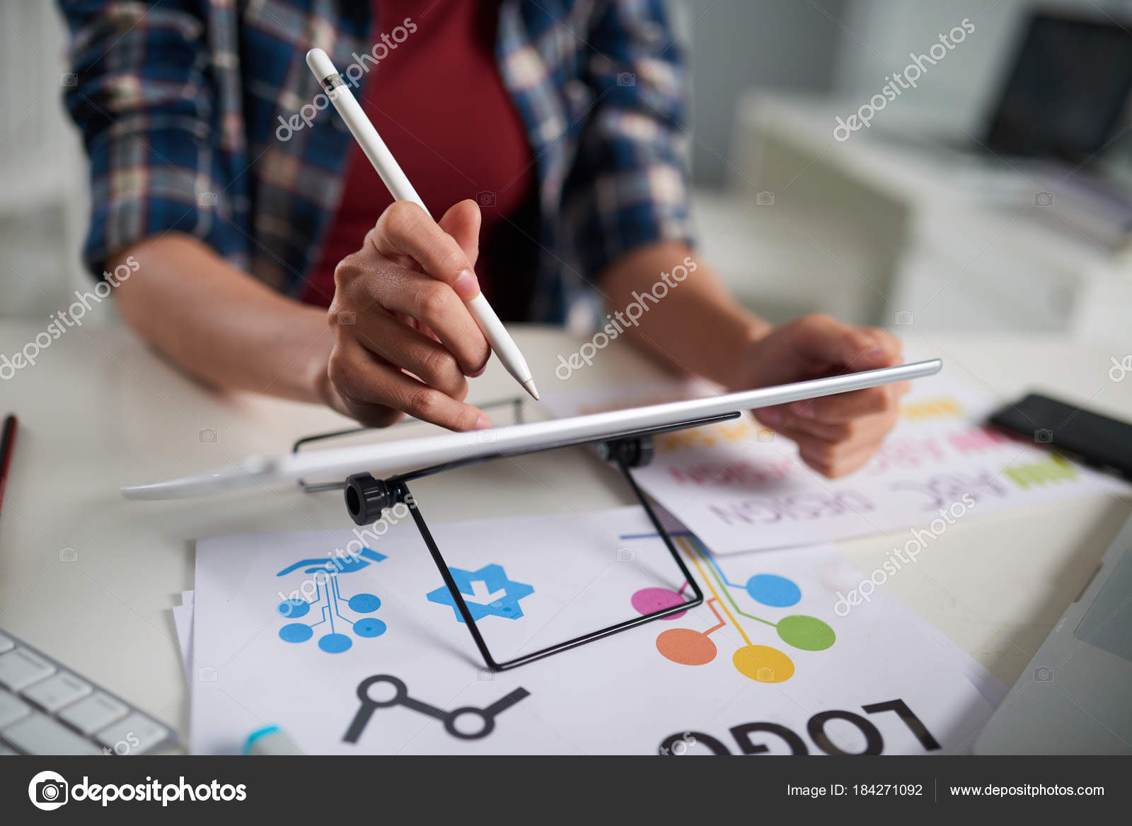 Graphic Designer Using Stylus Digitizer Drawing — Stock Photo ...