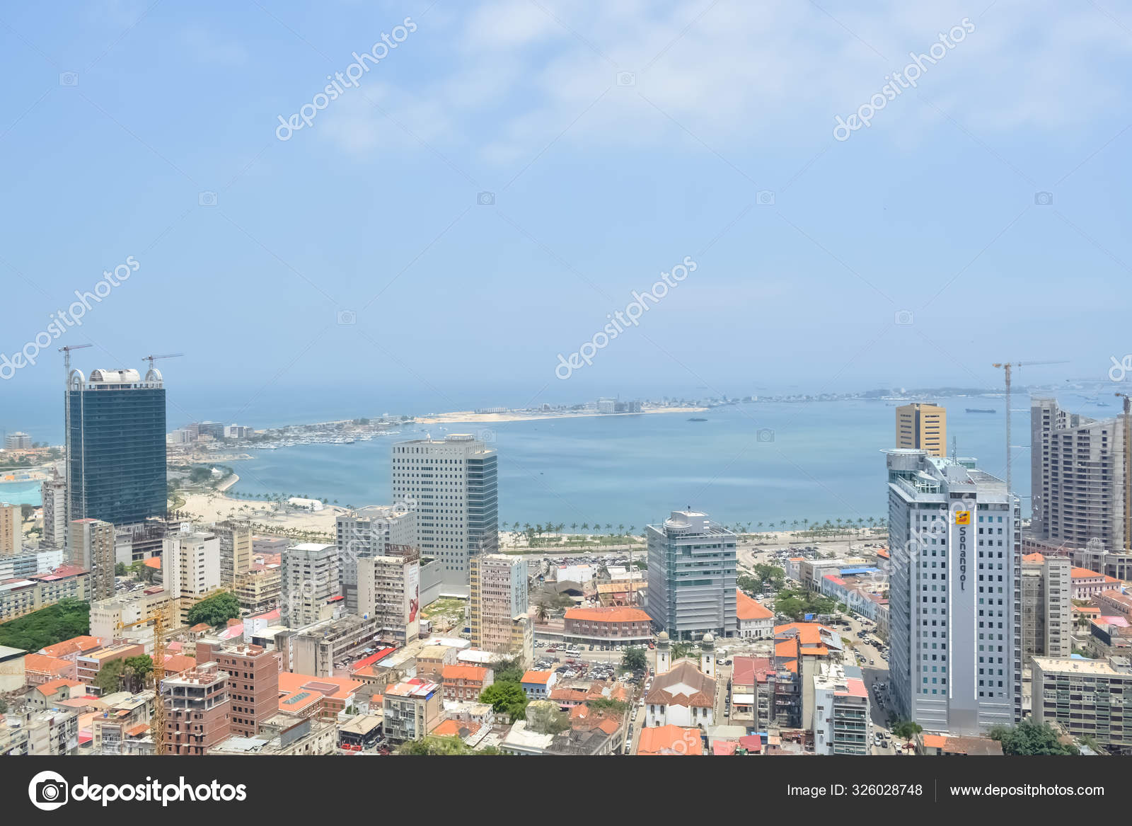 Vista aérea do centro de Luanda, baía e Porto de Luanda, edifícios ...