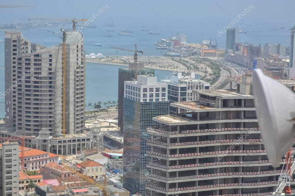 Vista aérea del centro de Luanda, bahía y puerto de Luanda, edificios ...