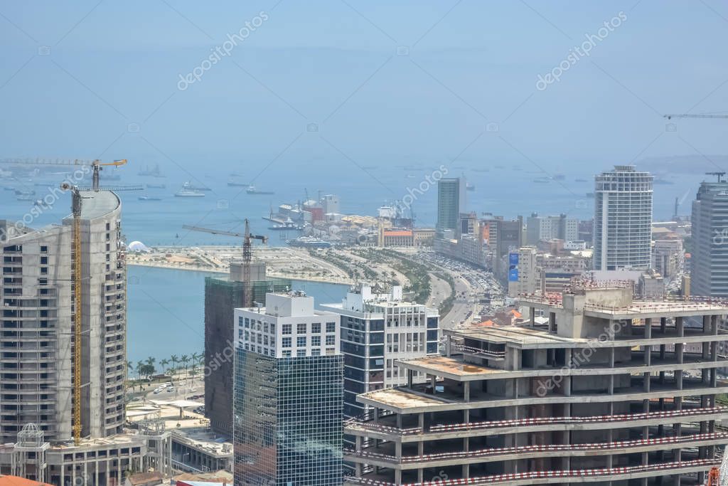 Vista aérea del centro de Luanda, bahía y puerto de Luanda, edificios ...