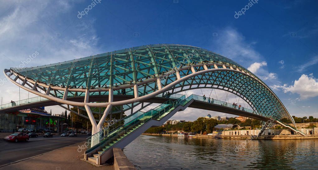 El Puente de la Paz, Puente de la Paz es un puente peatonal sobre el ...