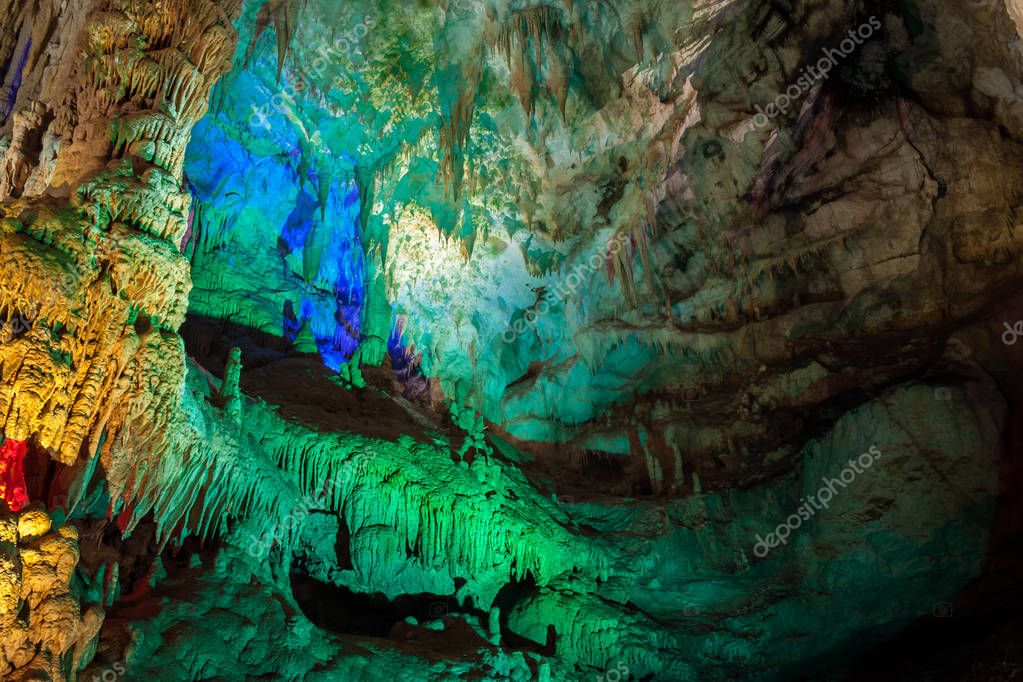 Cueva de Prometeo en Tskaltubo, la región de Imereti en Georgia. Cueva ...