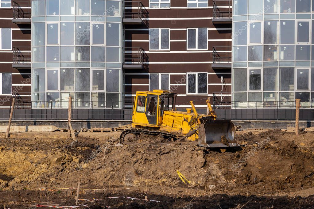 La excavadora se mueve y esparce el suelo y los escombros en el ...