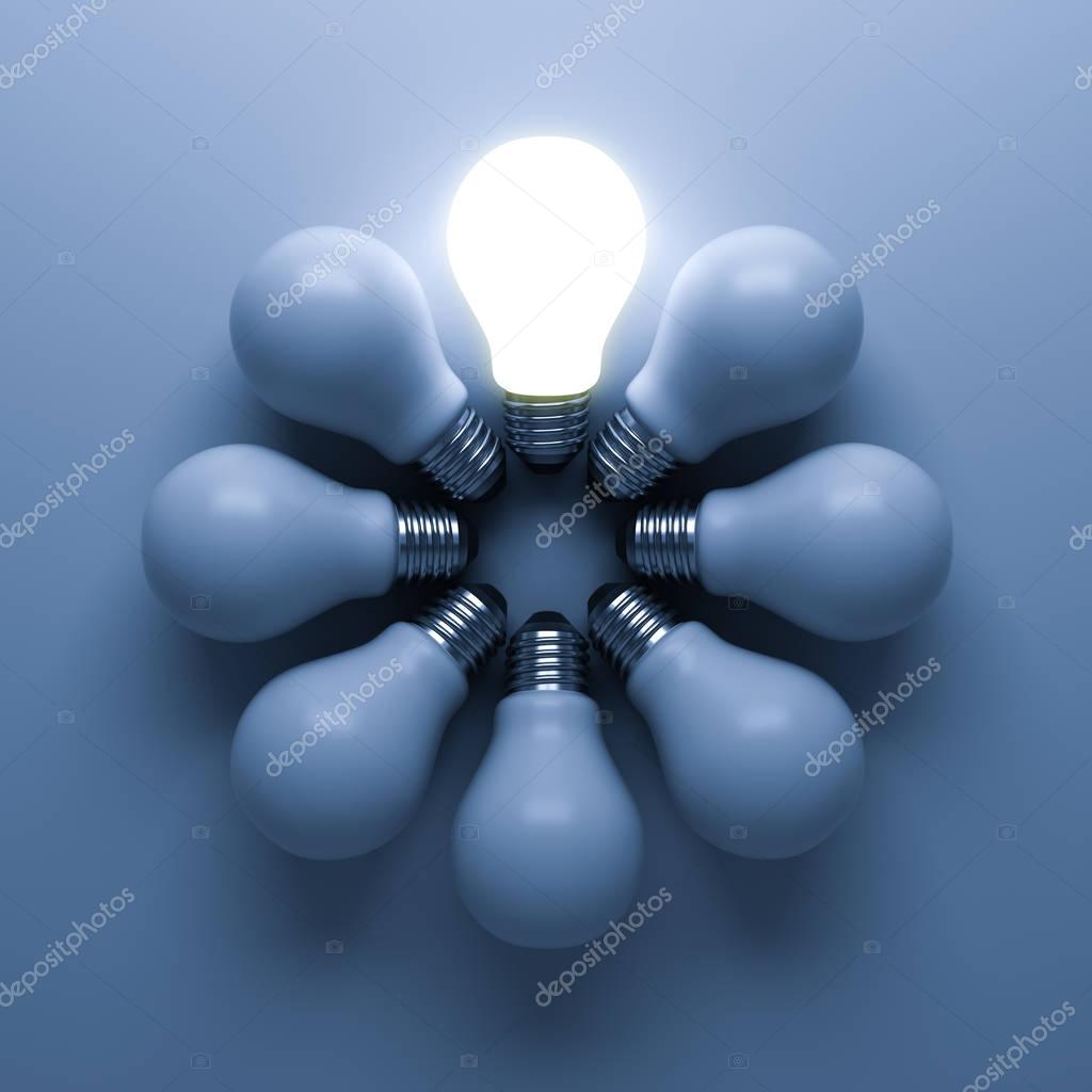 Una bombilla resplandeciente que sobresale de las bombillas ...