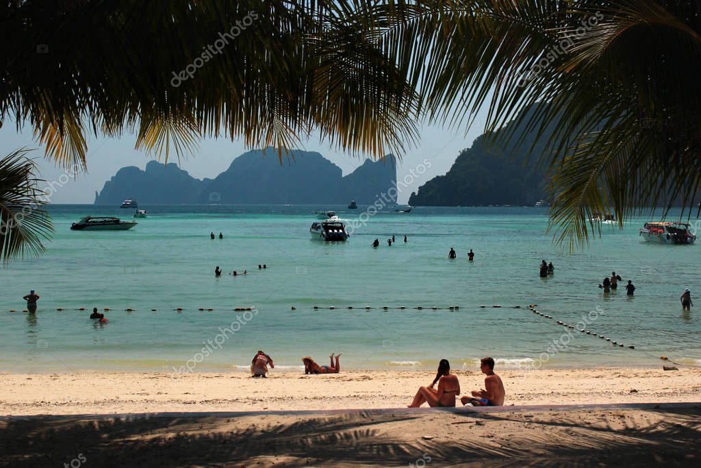 Phi Phi Don, Tailandia - 6 de diciembre de 2019: Vista de la isla Phi Phi Le desde la playa. Las ...
