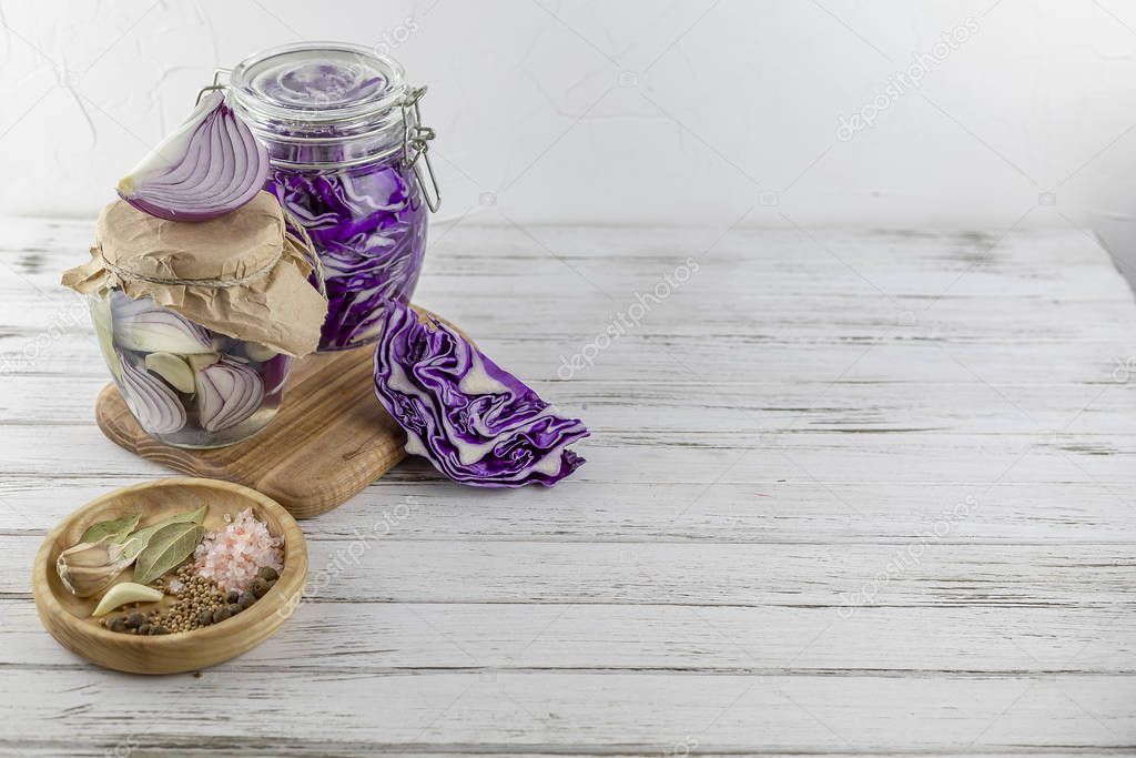 dos frascos de vidrio de col roja fermentada, cebollas. verduras sobre ...