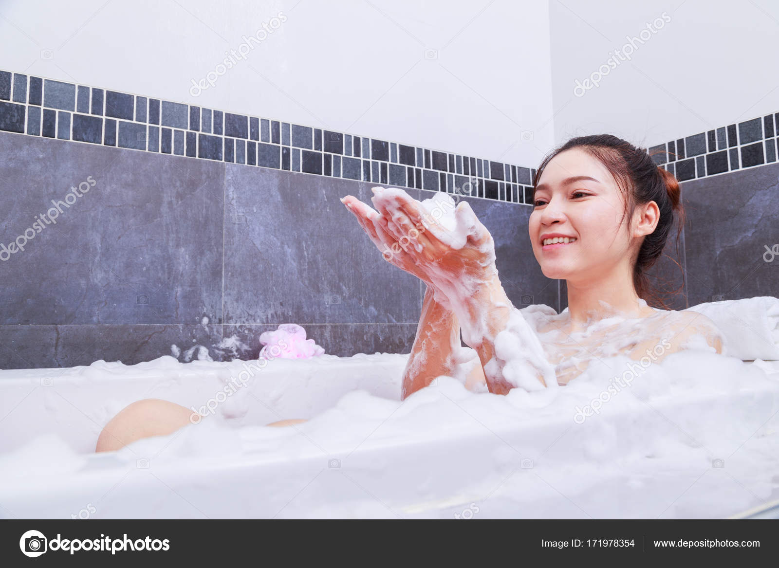 Woman relaxing in the bathtub in the bathroom — Stock Photo © geargodz #171978354